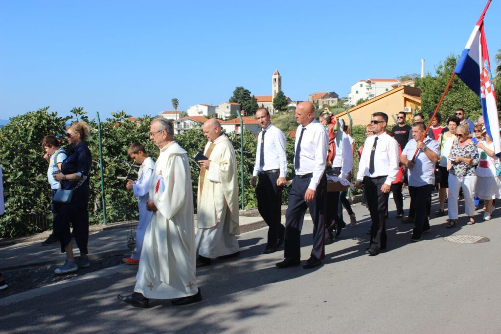 Gradac: Sv. Mihovil – Franjevačka provincija Presvetog Otkupitelja – Split